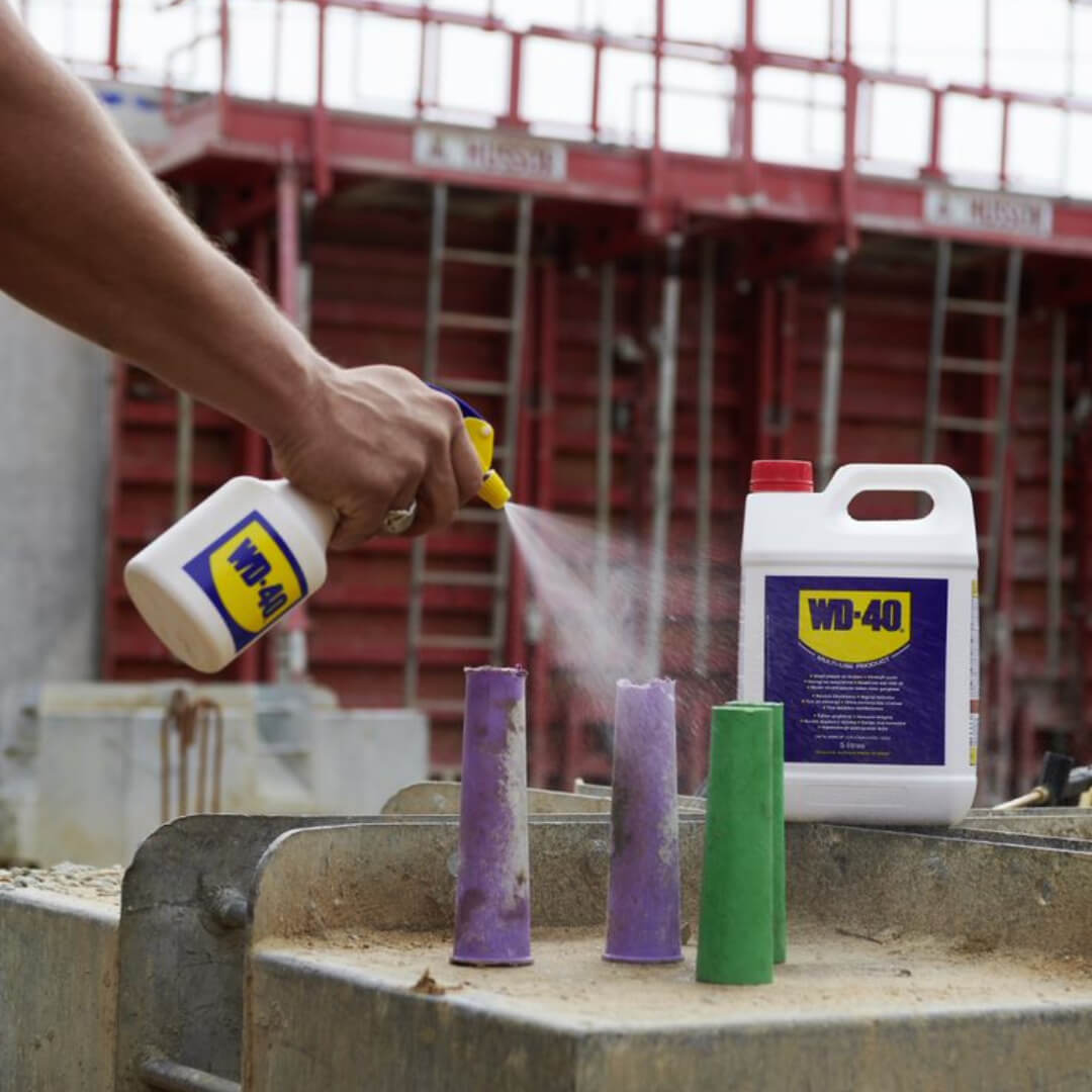 Le Produit Multifonction WD-40 existe aussi en format bidon