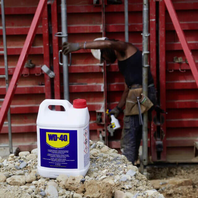 Le Produit Multifonction WD-40 existe aussi en format bidon